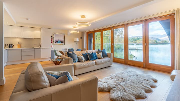 The Boat House, Pullwood Bay - On Lake Windermere - Ambleside