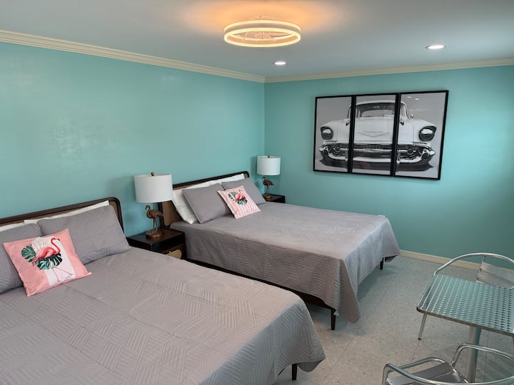 Flamingo Inn 204 - Beachside ’50s Suite – 2 Queens - Fort Myers Beach, FL
