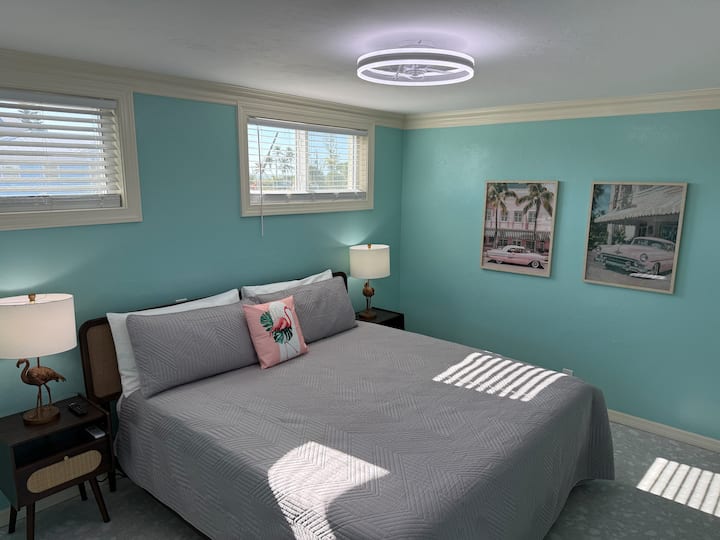 Flamingo Inn 206 -Sunny King Room Steps From Beach - Fort Myers Beach, FL