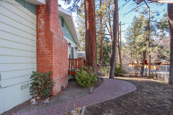 Poet's Corner Cabin, 1 Night Free! - Big Bear, CA