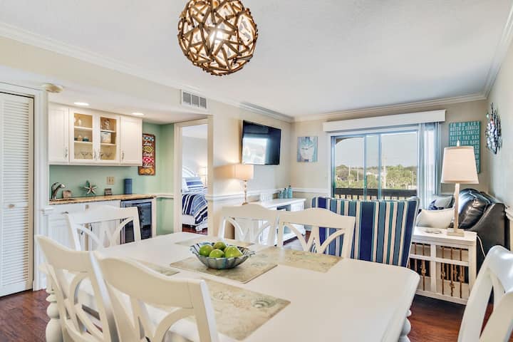 Poolside Oceanfront Resort Stay  Pond-view & Direct Beach Access - セント・オーガスティーン・ビーチ, FL