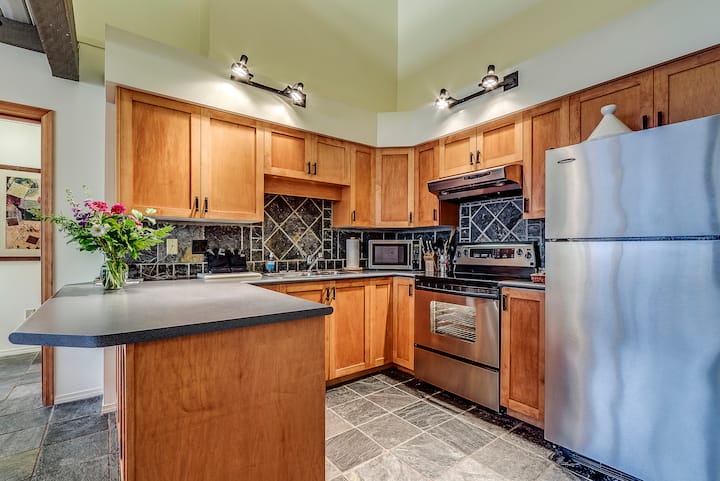 Greystone Lodge 401 Ski-in/out By Acer Vacations - Whistler