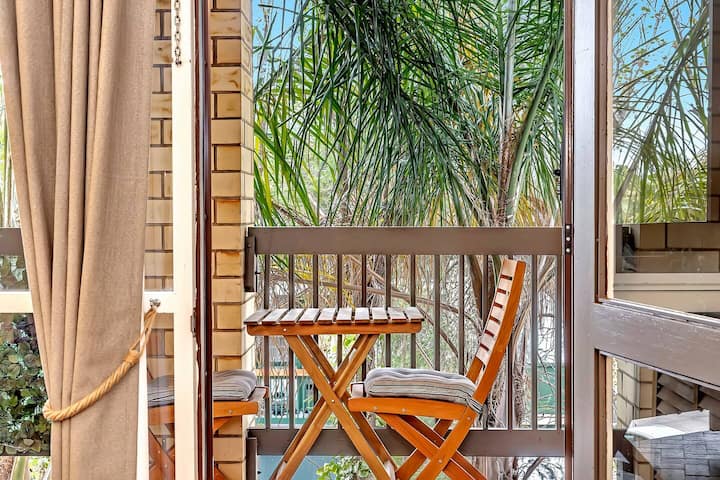 Treetops At Glenelg: Coastal Stay With Leafy Patio - Adelaida