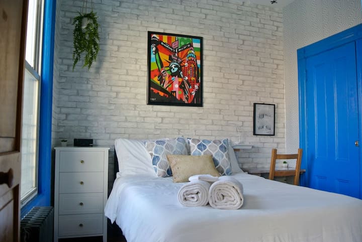 Greenpoint- Quiet Block, Tree Lined Street, Trendy - クイーンズ, NY