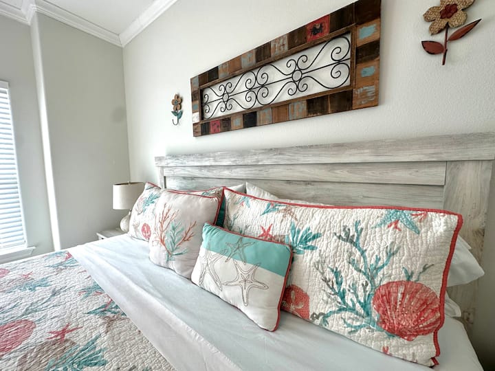 3 Master Bedrooms, Walk To Beach, Pool - Corpus Christi, TX
