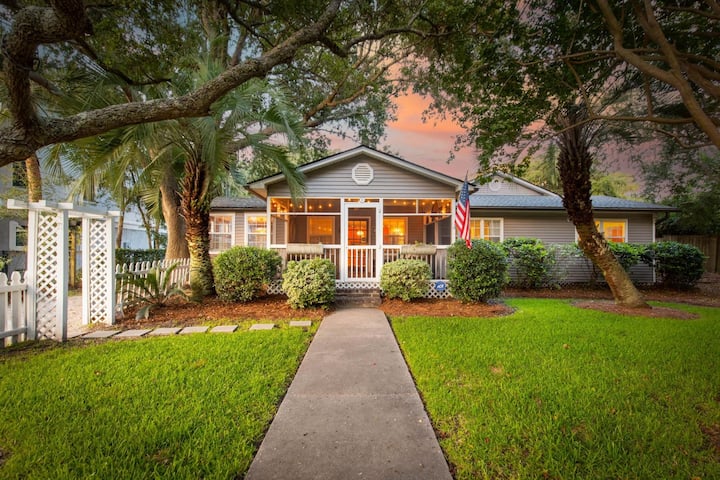 Pet Friendly, 2 Blocks From Beach,  4 Bikes! - Isle of Palms, SC