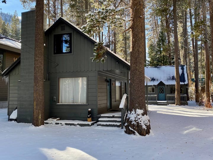 A Peek Of Donner Lake | Charming Winter Retreat - Truckee, CA