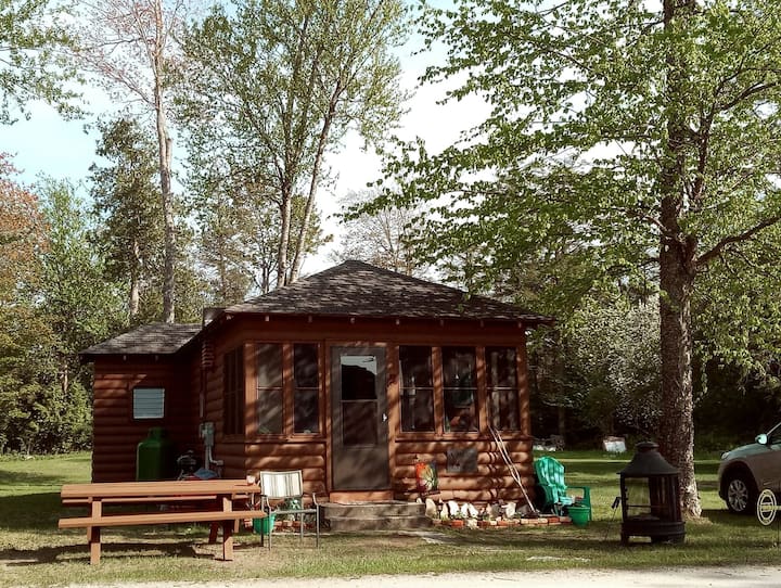 Birch Breeze Bungalow: Sun-kissed Adventures - Palms Book State Park, Manistique