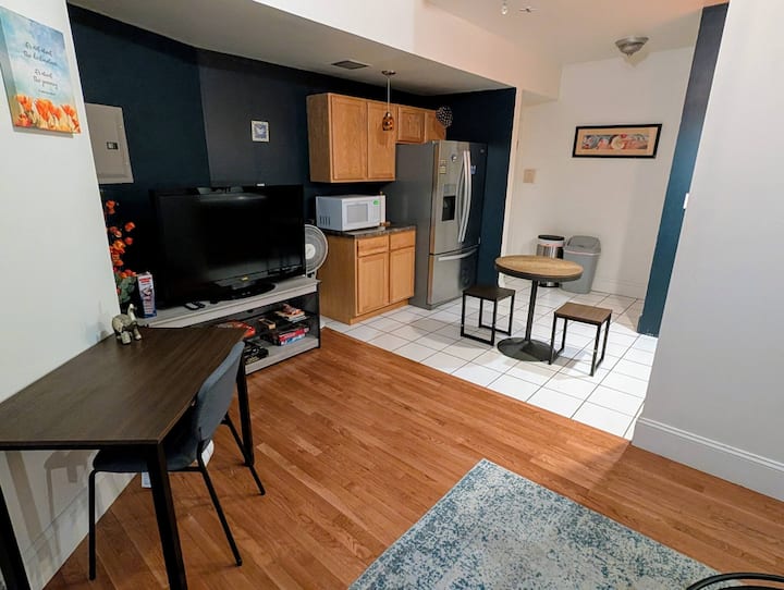 East Side 1br W/parking - Milwaukee, WI