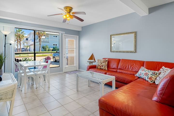 Gulf Coast Condo With A Pool & Furnished Patio - Port Aransas, TX
