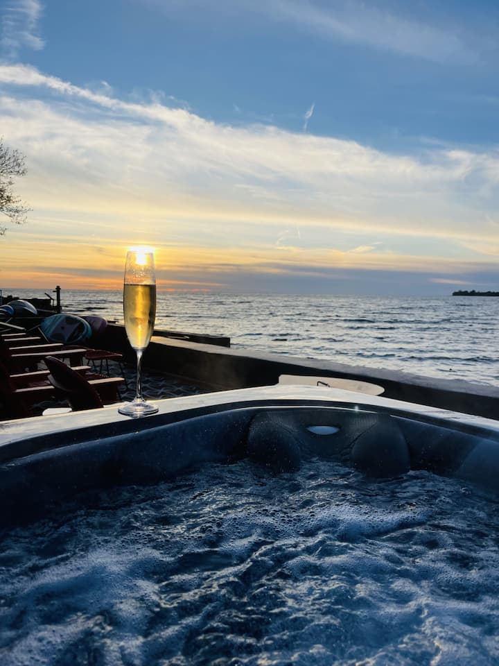 Lakefront Cottage With Hot Tub, Infrared Sauna - Southwick Beach State Park, Henderson