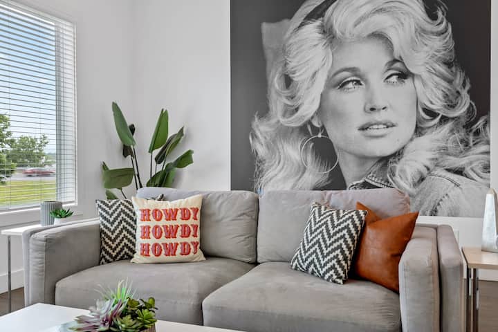 Huge Nashville Home - 1 King / 6 Queens & Balcony