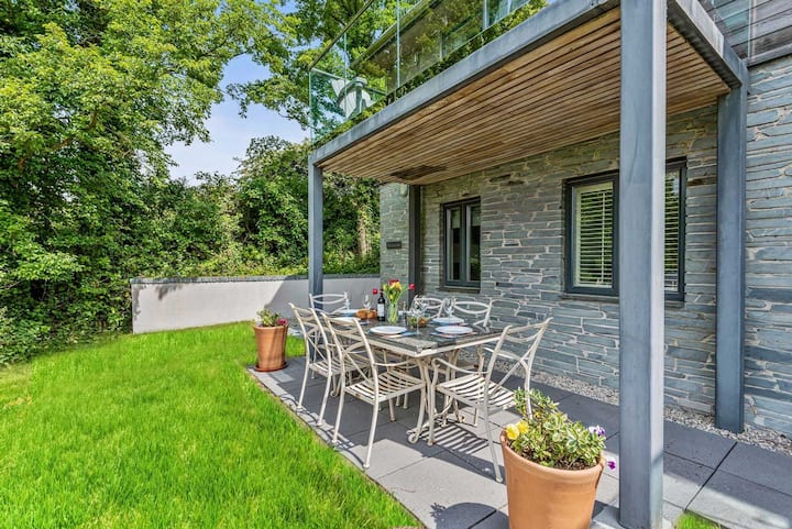 House 25: Coastal Views, Balcony & Wood Burner - Polperro