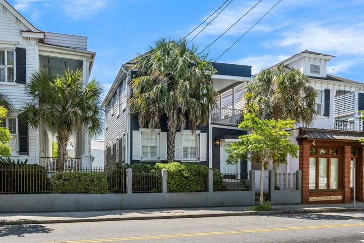 Southern Charms Duplex On Spring <> Sleeps 12! - Charleston, SC