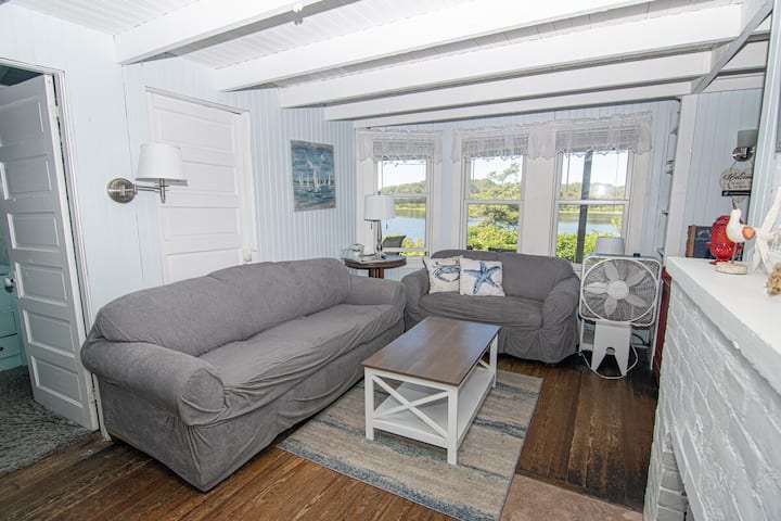 Off The Beaten Path Cottage W/ Gorgeous Views! - Narragansett, RI