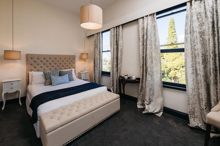 Heritage Large Family Room (1 Queen & 2 Singles) - Blackheath, NSW, Australia
