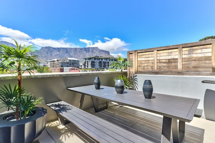 Iconic Table Mountain View & Roof Top Pool - Camps Bay