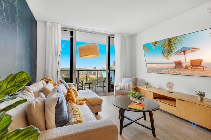 Infinite Views + Amazing Pool + Gym + Near Beach - Hallandale Beach, FL