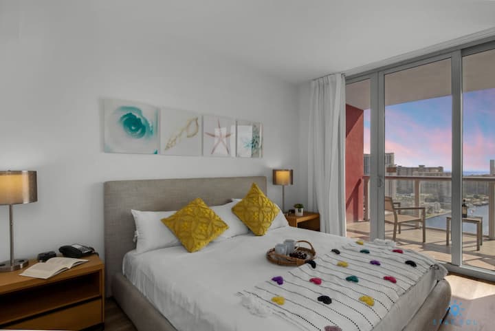 Infinite View| Balcony| Pool + Gym + Near Beach - Sunny Isles Beach, FL