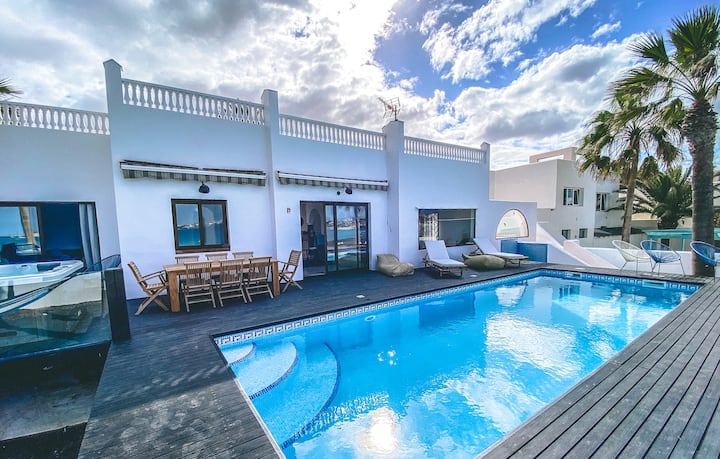 Villa Los Flamencos By Veaco - Beachfront & Pool - Corralejo