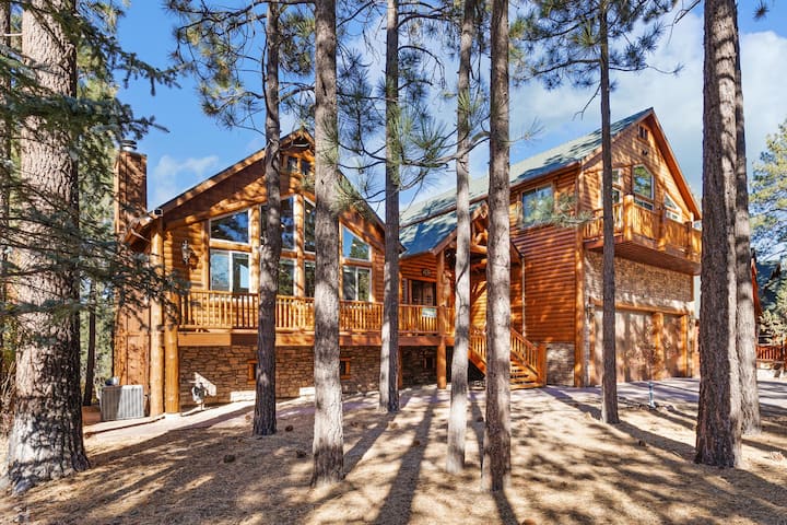 Luna Lodge By Destination Big Bear : Centrally Located Between Snow Summit And Bear Mtn In Beautiful Heavenly Valley Estates! 6 Bedrooms With En-suites! Spa! Gameroom! Theater Room! - ビッグ・ベアー・レイク, CA