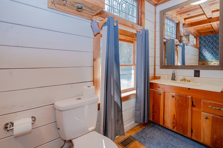 River Prop · River Prop · Spacious Rustic River Cabin 5 BR & 3.5 Bath w ...