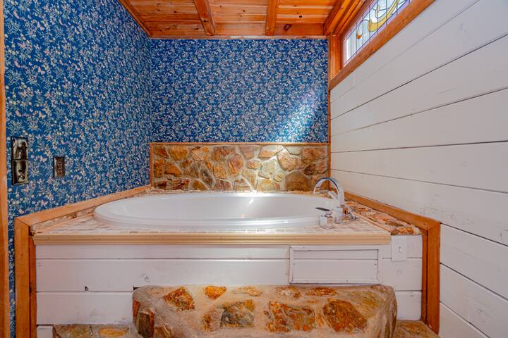 River Prop · River Prop · Spacious Rustic River Cabin 5 BR & 3.5 Bath w ...