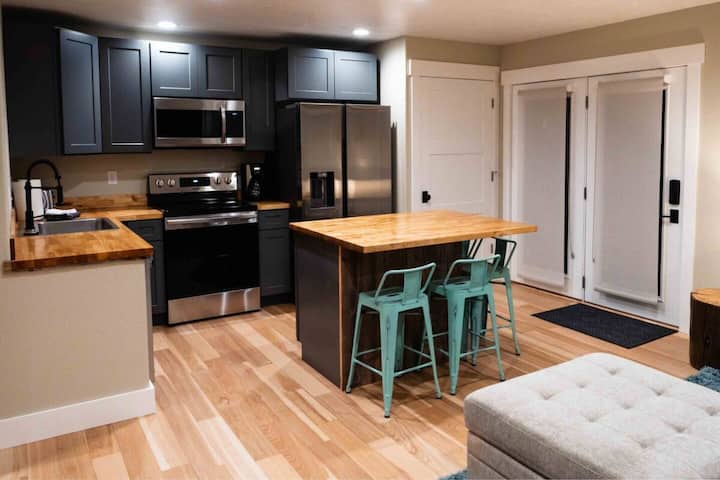 Downtown 1 Br – Queen Suite, Patio, Fire Table - Cody