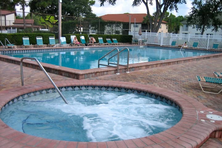 Pelican Paradise: Pools, Clubhouse, Near Golf! - Tampa Bay, FL