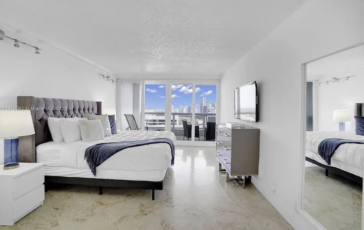 High Rise | Premium Amenities | Bayview | Staycozy - Miami, FL