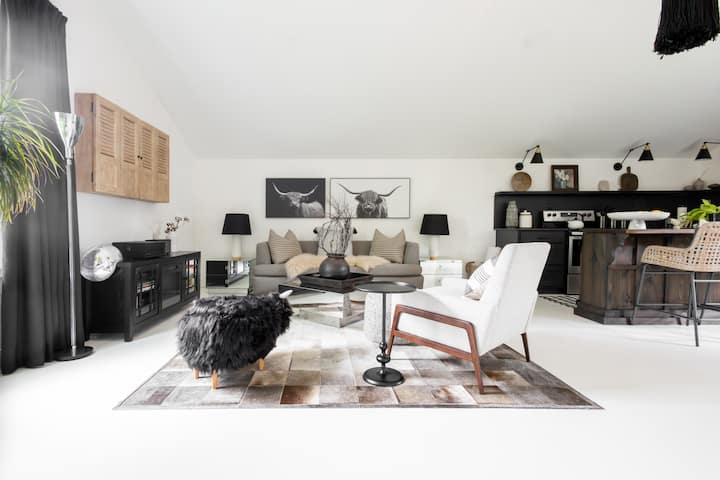 Private Pet-friendly Secret Garden Loft Oasis - Bentonville, AR