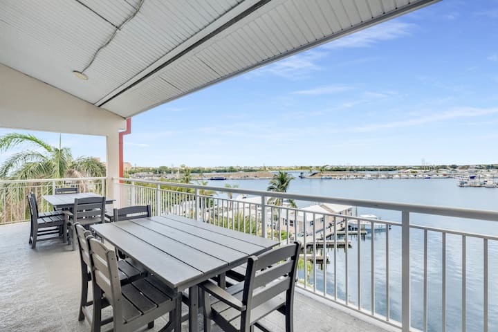 Waterfront "St. Croix" Penthouse, Pool, Dock, Pet - Key West, FL