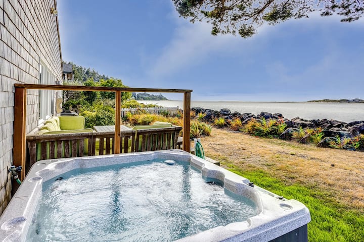 Fish From Your Back Yard! Ocean & Bay View! Hot Tub! - Waldport, OR