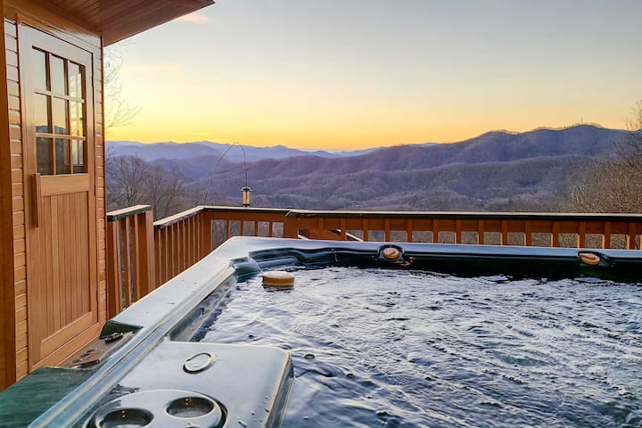 Smoky Mountain Cabin W/ Hot Tub & Views! - ブライソン・シティ, NC