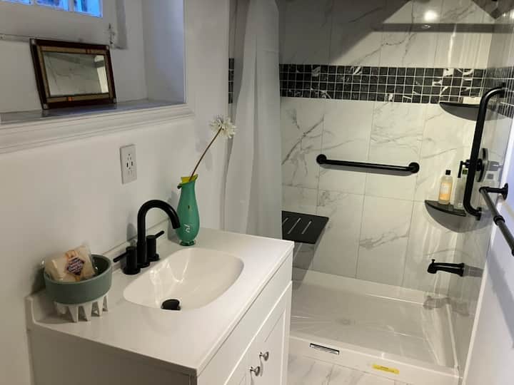 Gem: Garden, Parking, Playroom, Sauna, Walkable - Philadelphia, PA