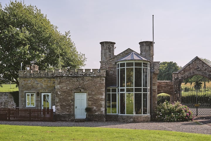 Stunning Lodge Set In Grounds Of Country Estate - Leominster