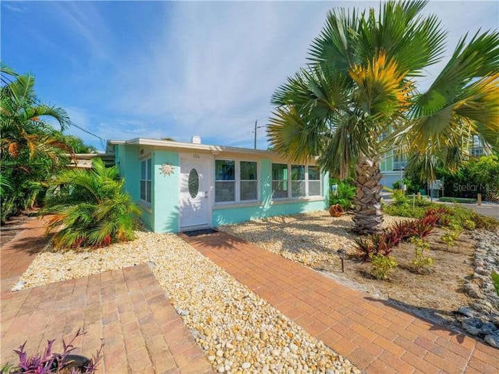 Darling Old Florida Beach Cottage Steps From Gulf! - Bradenton Beach, FL