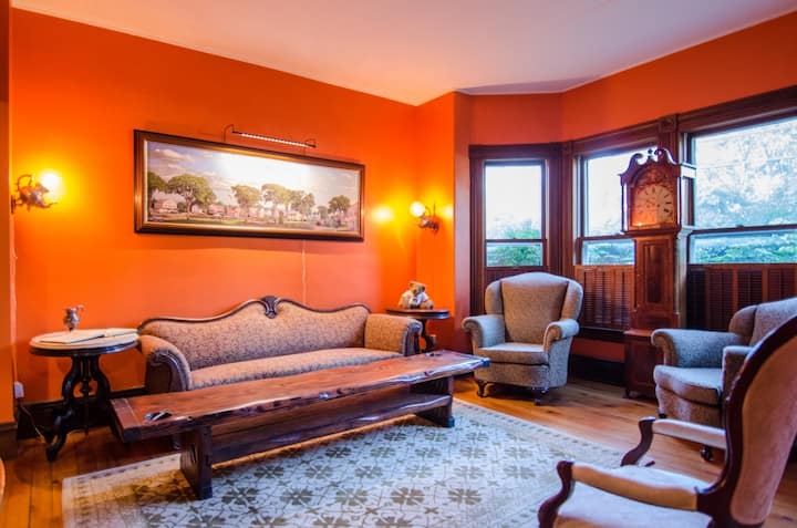 Bed & Breakfast - 2nd Floor Guest Room 1 King Bed - Shelburne, VT