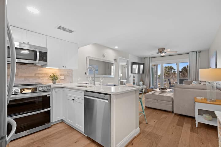 Colorful Atrium Villa! Great Location! Across From Beach! Pet Friendly!! Amenity Access Included! - Seabrook Island, SC
