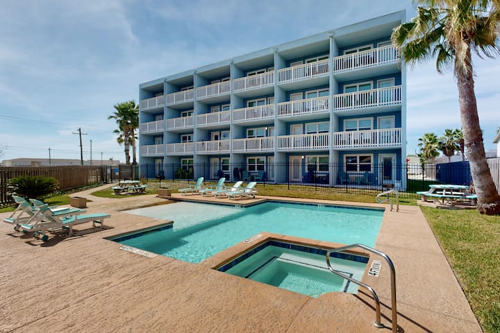 Near Beach, Shared Pool, Hot Tub, Golf Cart Access - Port Aransas, TX