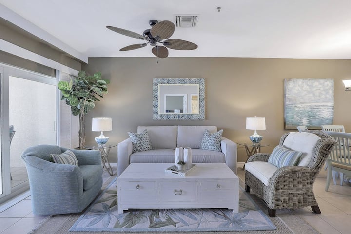 Walk To Island Hotspots. Heated Pool And More - Marco Island, FL