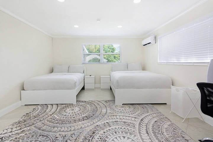 Luxury Guest Suite With Hard Rock Guitar View. - Hollywood, FL