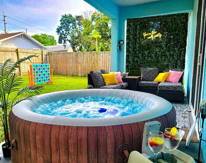 King Bed, Hot Tub, Climbing Wall & Gym - 2mi To Dt - Tampa Bay, FL
