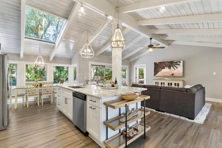 Single Level Sea Pines Home With A Hot Tub, Just A Short Walk To The Beach! - Bluffton, SC
