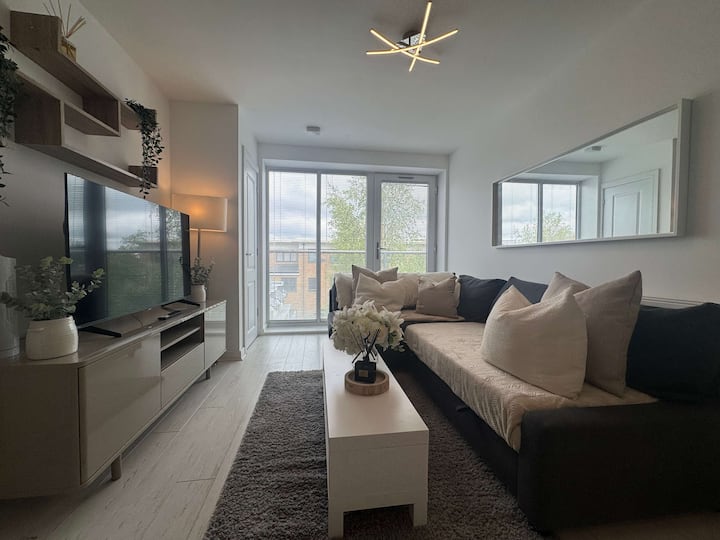 Mycorporateflat Luxury 2 Bedroom, 1 Bath Apartment - London Gatwick Airport (LGW)