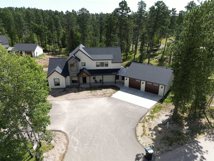 The Juniper | Relaxing Cabin W/ Hot Tub & Garage - Deadwood, SD