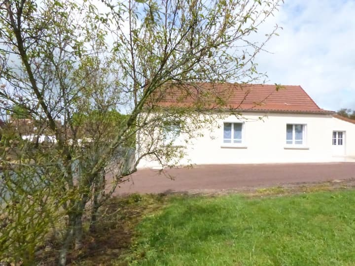 Spacieuse Maison Rénovée, Nature Verdoyante - Sancoins