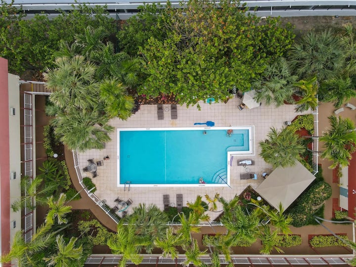 1br Pool-view Condo Near The Beach W/ Resort Pools - Pompano Beach