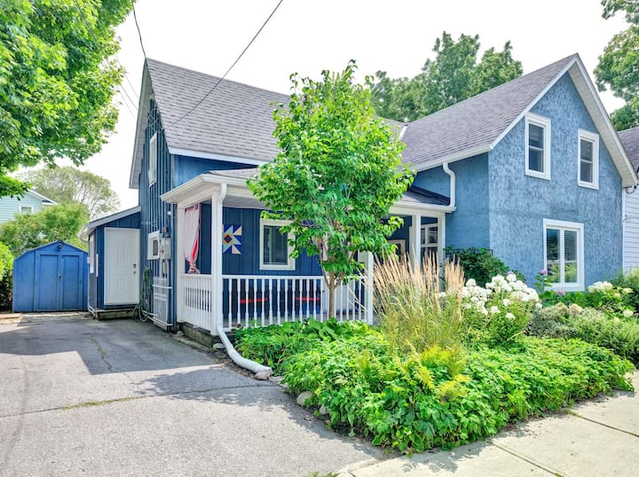 Cobalt Cottage: Picton Historical District House - Prince Edward County