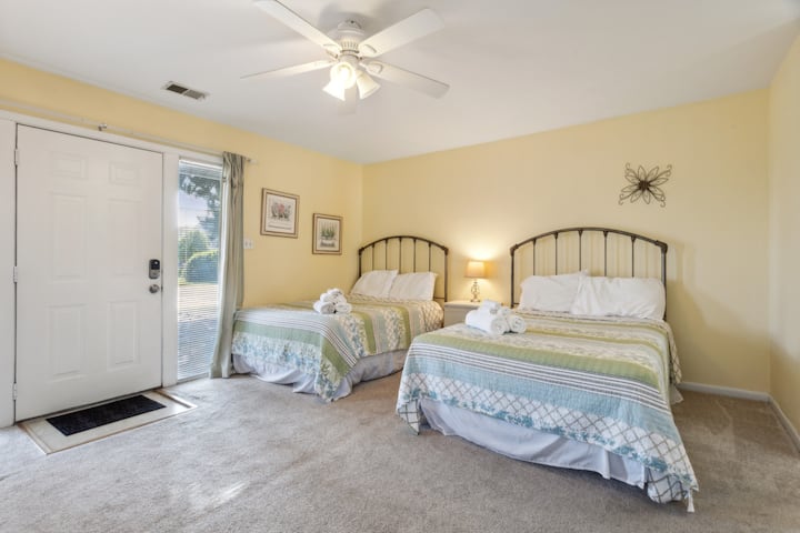 Beach Condo W/ Pool & Walkable To Beach - Virginia Beach, VA